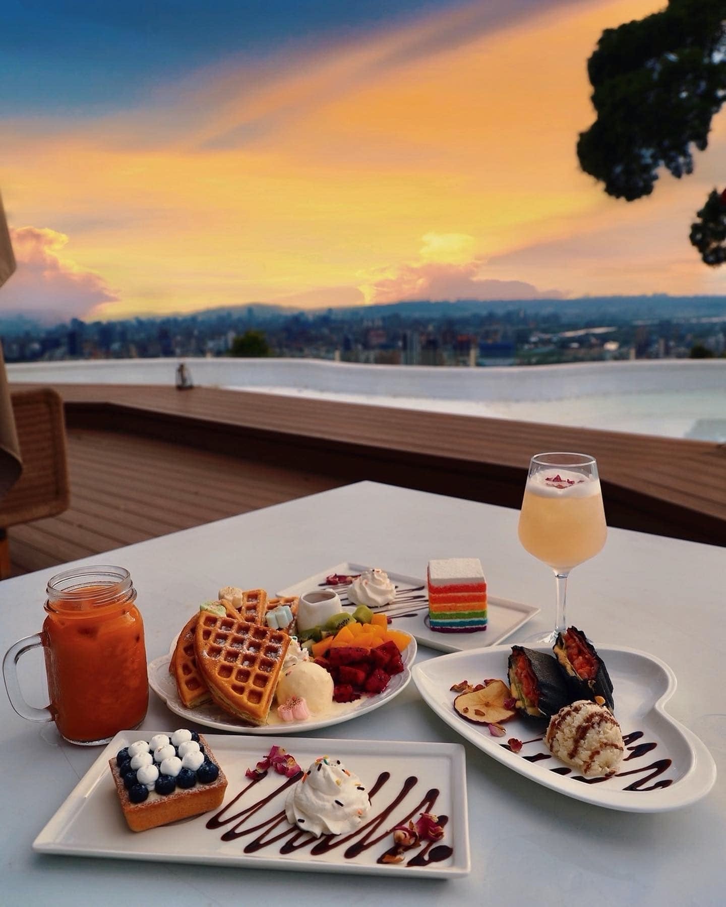 2023台北8夜景餐廳推薦！「LAX慵懶」峇里島風餐酒館、「仙境」情人節約會必去 | 隨意鳥地方、台北莫爾頓牛排館、CÉ LA VI 台北、草山夜未眠、八卦夜未眠 | 愛玩妞 | 妞新聞 ...