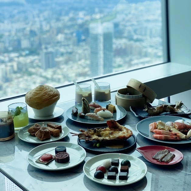 「饗 A Joy」開幕8大餐區詳細介紹！5大聯名＋300道料理，推薦必吃總整理 | 饗訂位、饗 A Joy、饗賓集團、台北101景觀餐廳 | 愛玩妞 | 妞新聞 niusnews