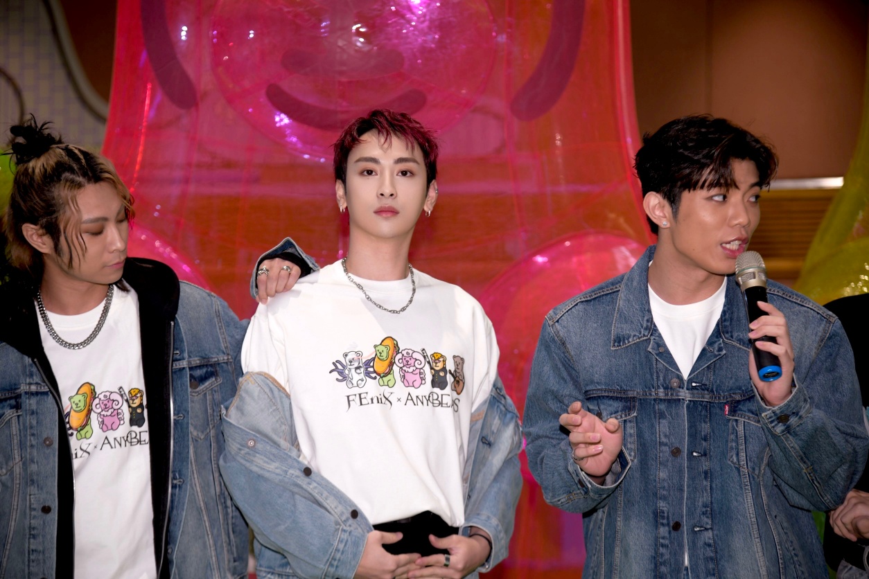 人氣男團「VERA 、FEniX」驚喜擔任ANYBEARS 潮遊樂園一日店長！團員點出「這位」最會穿搭！ | 原子少年、VERA、FEniX、ANYBEARS、潮遊樂園 | 品牌新聞 | 妞新 ...