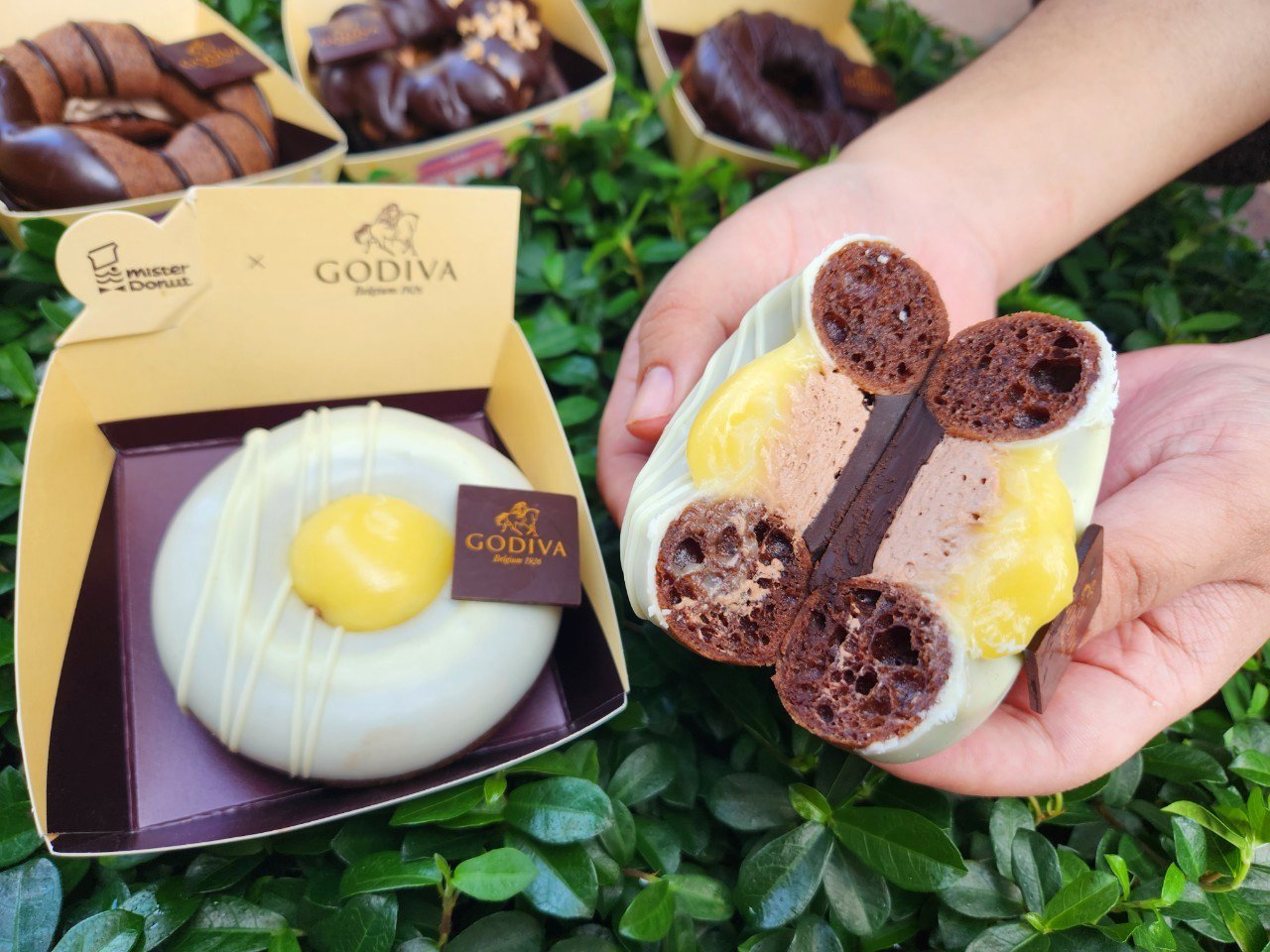 Mister Donut×GODIVA甜甜圈回歸！打造脆餅酷朗等11款巧克力甜點 | Mister Donut、GODIVA、巧克力甜甜圈、世界旅行、GODIVA甜甜圈旅行頸枕 | 愛玩妞 ...