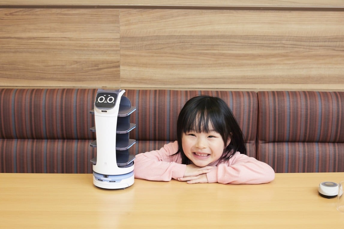 「貓貓送餐機器人縮小版」紙模型玩具登場！6螢幕＋9表情貼超仿真，竟然還附餐？ | 貓貓送餐機器人、自動送餐機器人、紙模型玩具、公式書、附錄 | 生活發現 | 妞新聞 niusnews