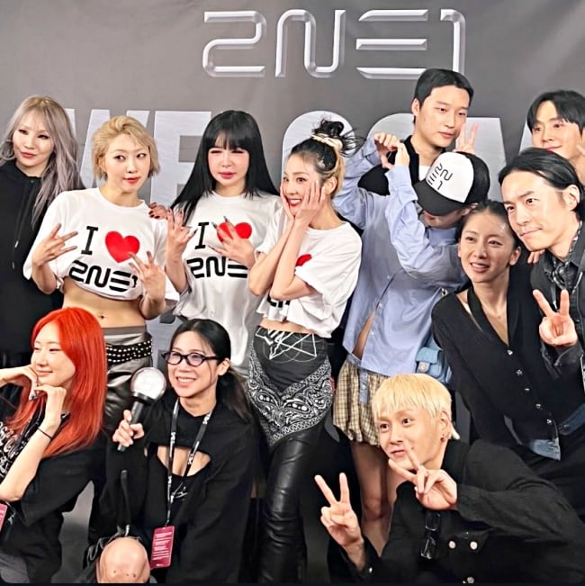 2NE1演唱會「YG Family後台大合照」逼哭粉！網挖10年前對比照：活久見 | 2NE1首爾演唱會、2NE1台北演唱會、2NE12025回歸、BLACKPINK演唱會 ...