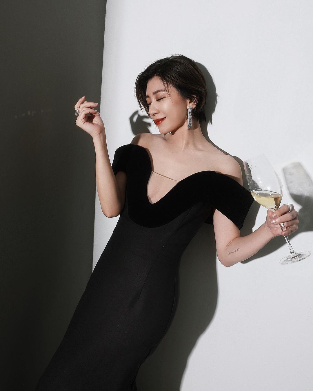 短髮不老氣！50歲賈靜雯御姐風「耳下層次短髮」帥又美，凸顯五官、連後腦勺也修飾 | 賈靜雯、短髮、 | 美人計 | 妞新聞 niusnews