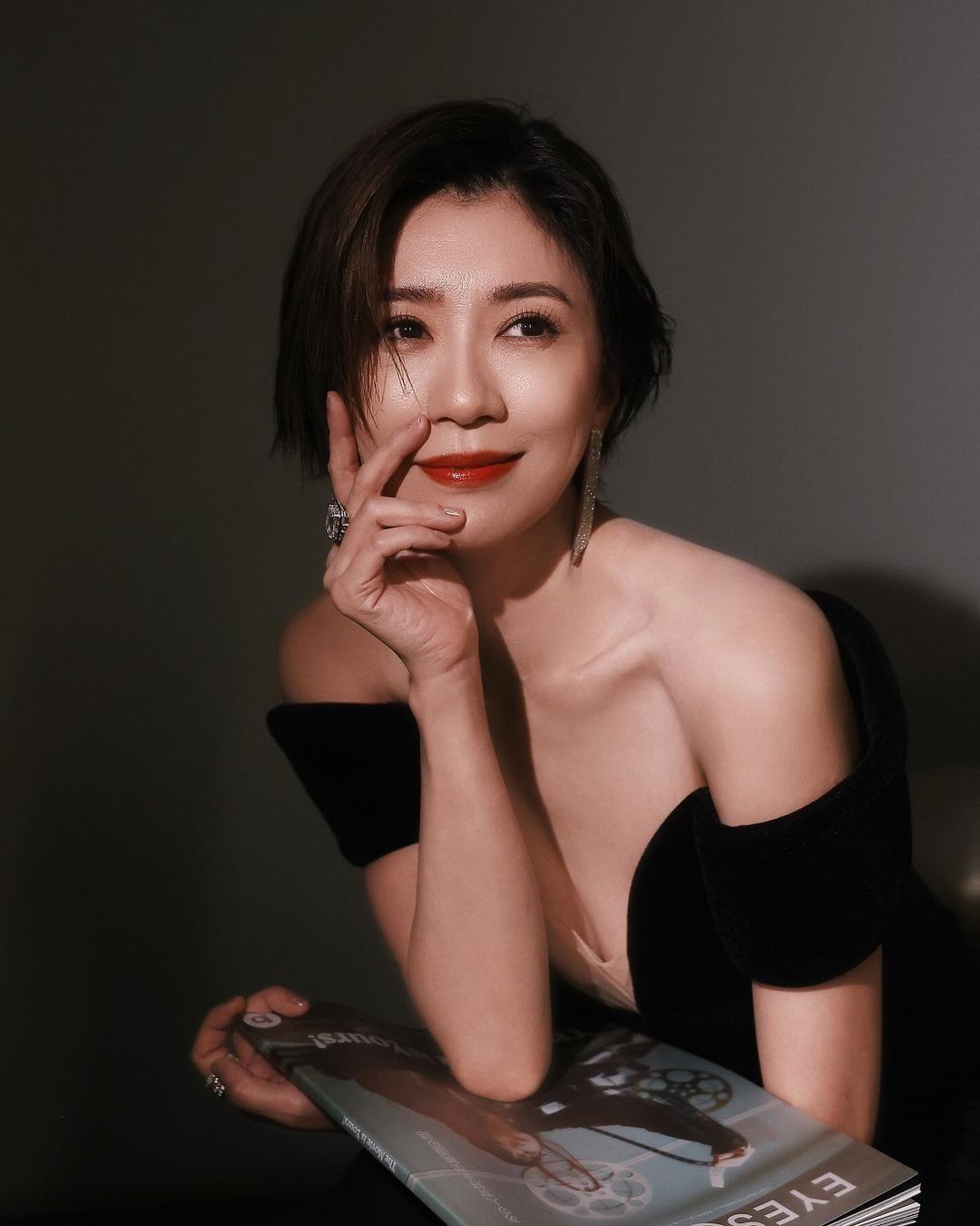 短髮不老氣！50歲賈靜雯御姐風「耳下層次短髮」帥又美，凸顯五官、連後腦勺也修飾 | 賈靜雯、短髮、 | 美人計 | 妞新聞 niusnews