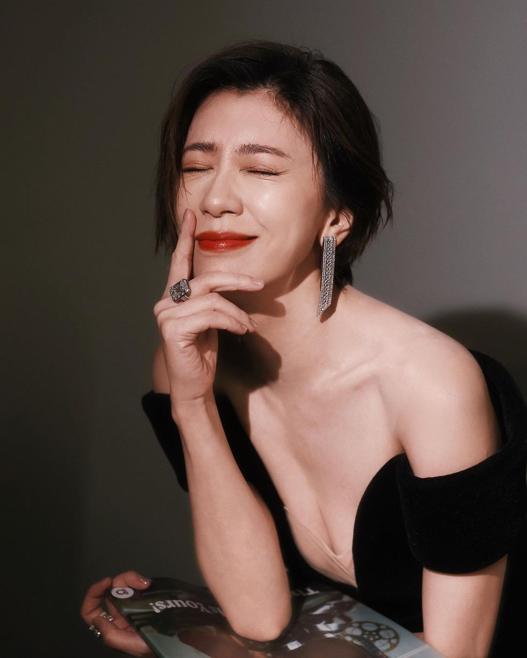 短髮不老氣！50歲賈靜雯御姐風「耳下層次短髮」帥又美，凸顯五官、連後腦勺也修飾 | 賈靜雯、短髮、 | 美人計 | 妞新聞 niusnews