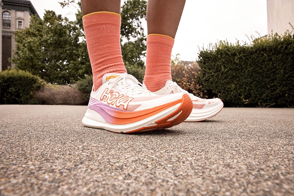 HOKA Marathon Capsule 全新配色征戰三鐵賽道 四款超人氣跑鞋引爆競速能量 熔岩紅x霜白色奪目登場 | HOKA ...