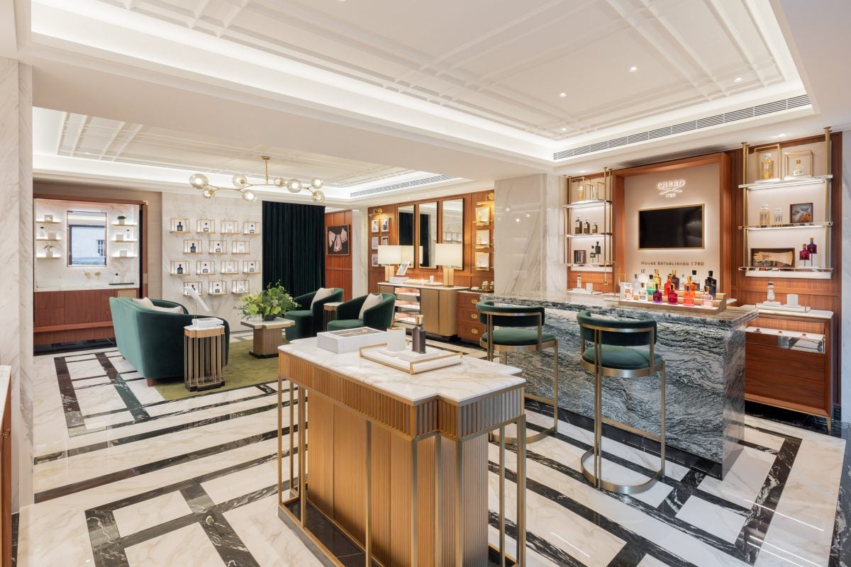 迪士尼《仙履奇緣》壞喵「魯斯佛」周邊開賣！Q萌巨型抱枕好欠躺、療癒室內拖鞋粉必收 | 迪士尼、東京迪士尼、日本迪士尼、仙履奇緣、魯斯佛 | 愛玩妞 | 妞新聞 niusnews